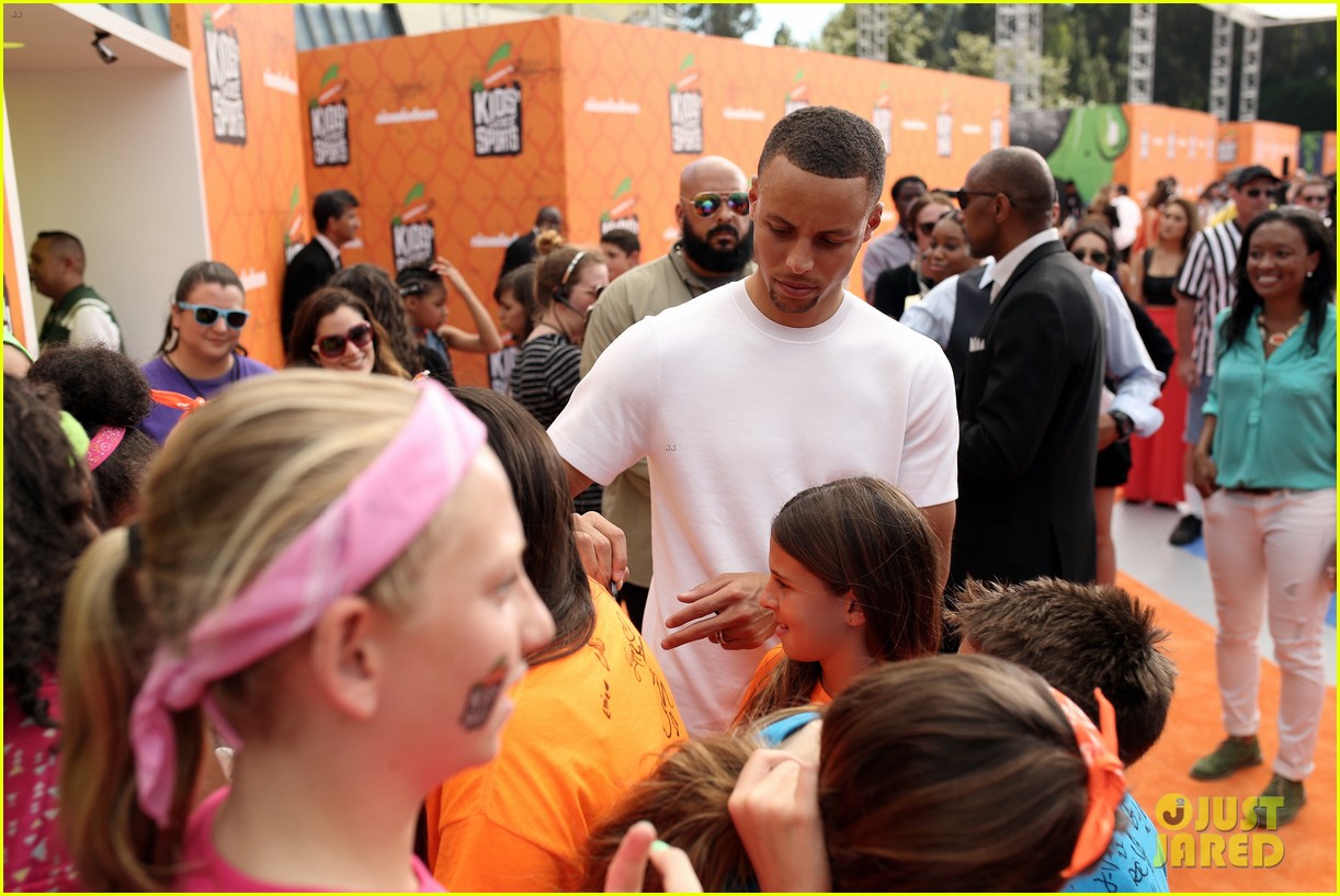 Stephen Curry & Chris Bosh Bring Families to Kids' Choice Sports Awards ...