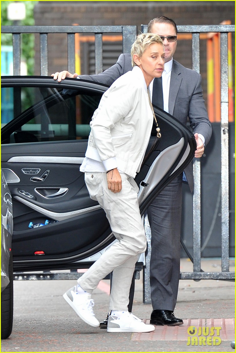 Ellen DeGeneres & Wife Portia Hunt Pokemon on the Beach!: Photo 3704970 ...