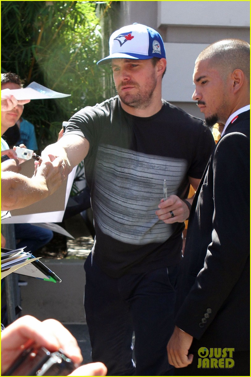 Stephen Amell, Grant Gustin & Melissa Benoist Arrive For 'Conan' Comic ...