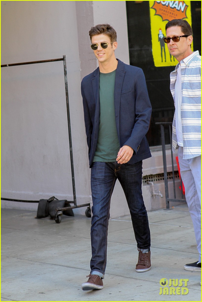 Stephen Amell, Grant Gustin & Melissa Benoist Arrive For 'Conan' Comic ...