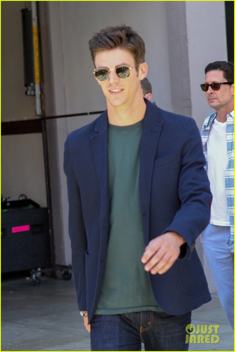 Stephen Amell, Grant Gustin & Melissa Benoist Arrive For 'Conan' Comic ...