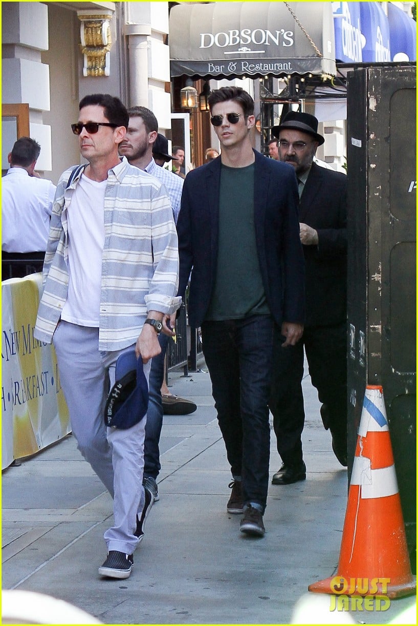 Stephen Amell, Grant Gustin & Melissa Benoist Arrive For 'Conan' Comic ...