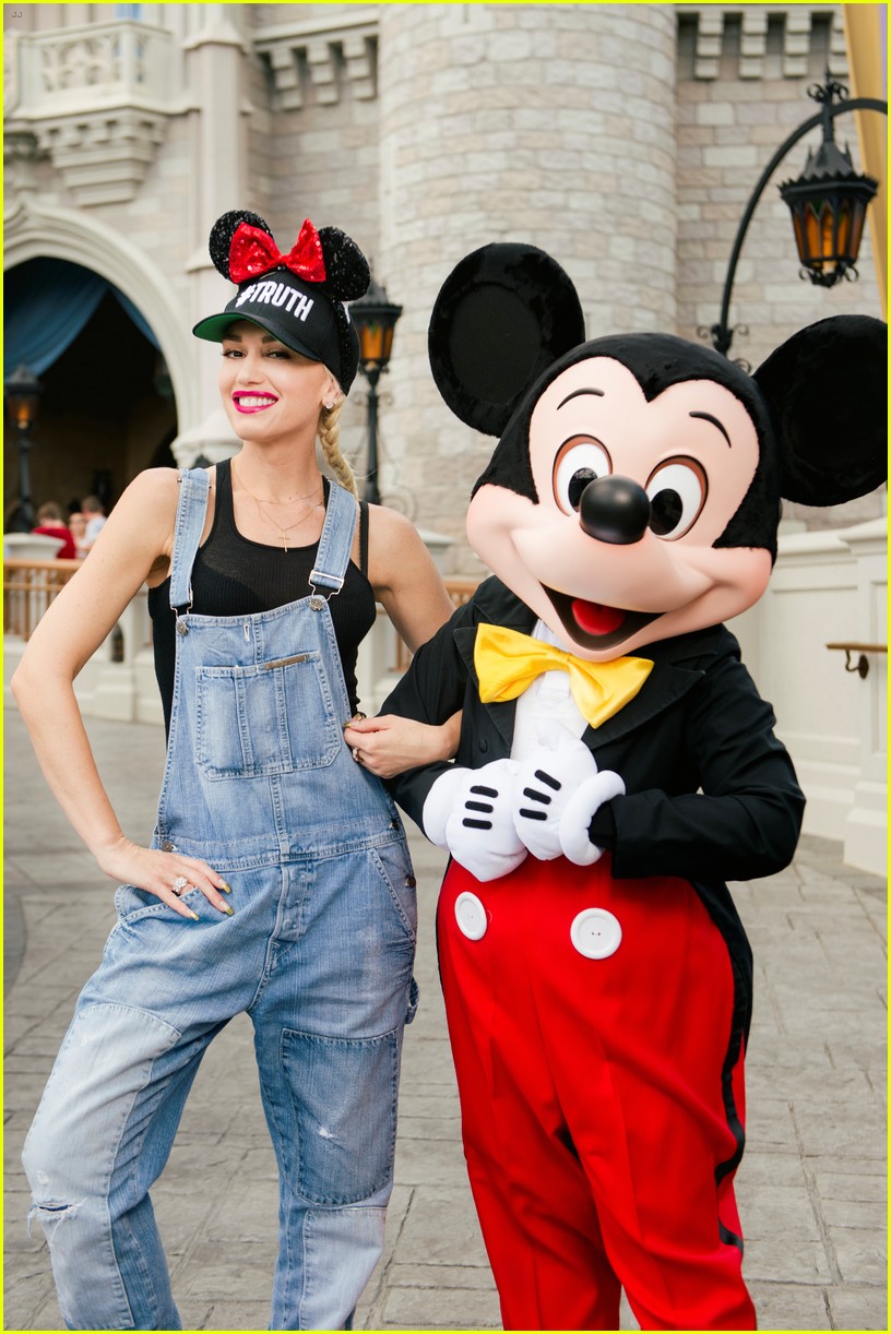 Gwen Stefani Meets Mickey Mouse at Walt Disney World!: Photo 3717457 ...