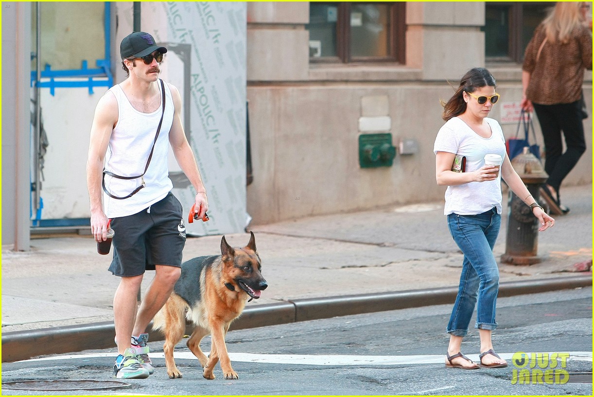 Jake Gyllenhaal Shows His Bulging Biceps in a Tight Tank: Photo 3710505 ...