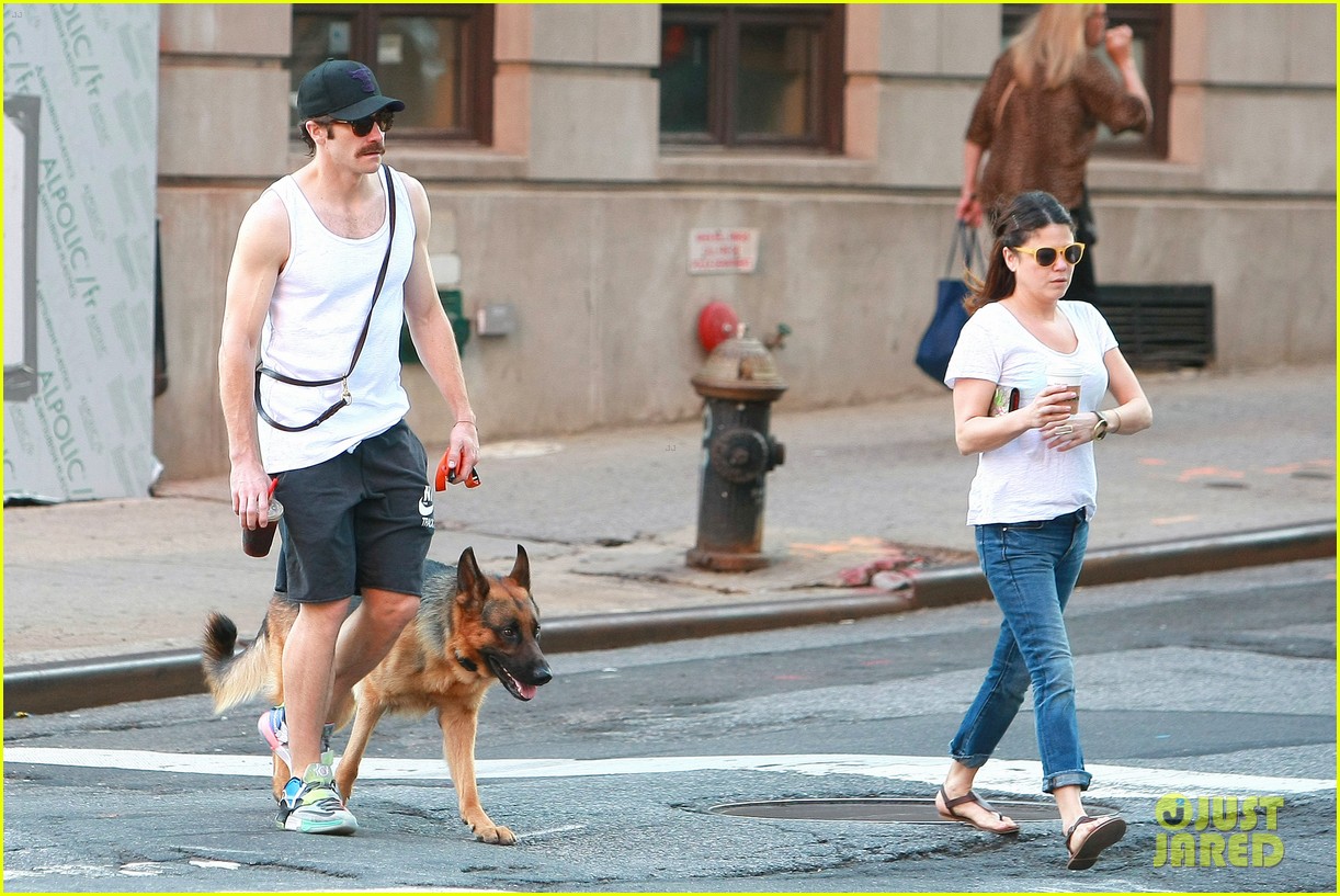 Jake Gyllenhaal Shows His Bulging Biceps in a Tight Tank: Photo 3710506 ...