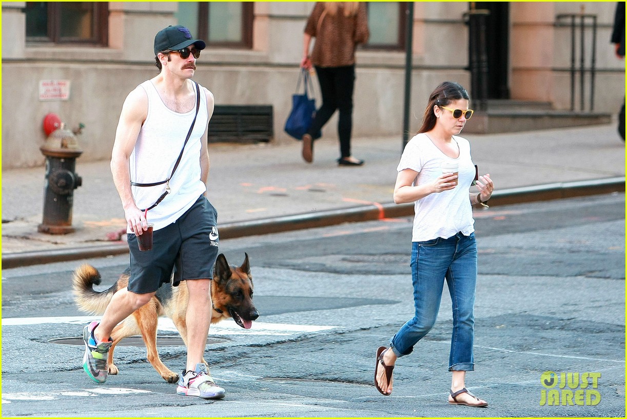 Jake Gyllenhaal Shows His Bulging Biceps in a Tight Tank: Photo 3710512 ...