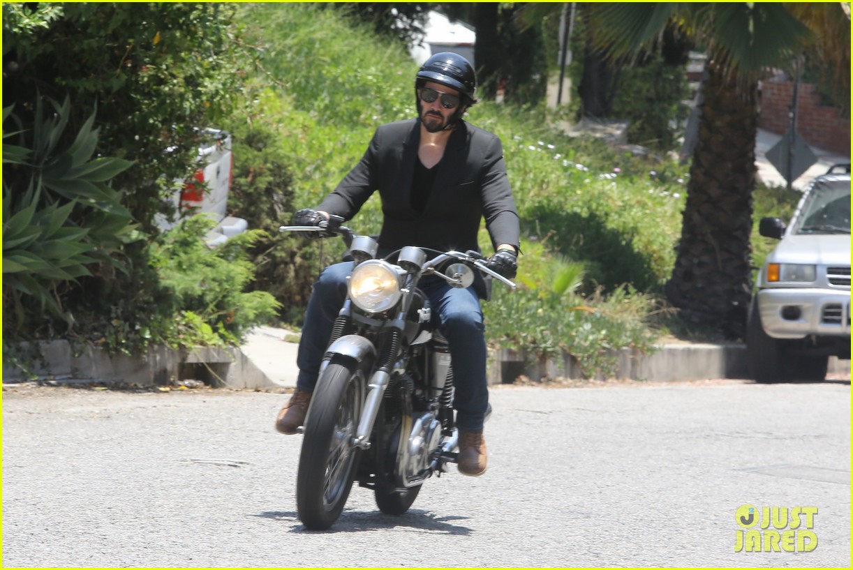 Keanu Reeves Rides His Motorcycle Around LA: Photo 3697508 | Keanu ...