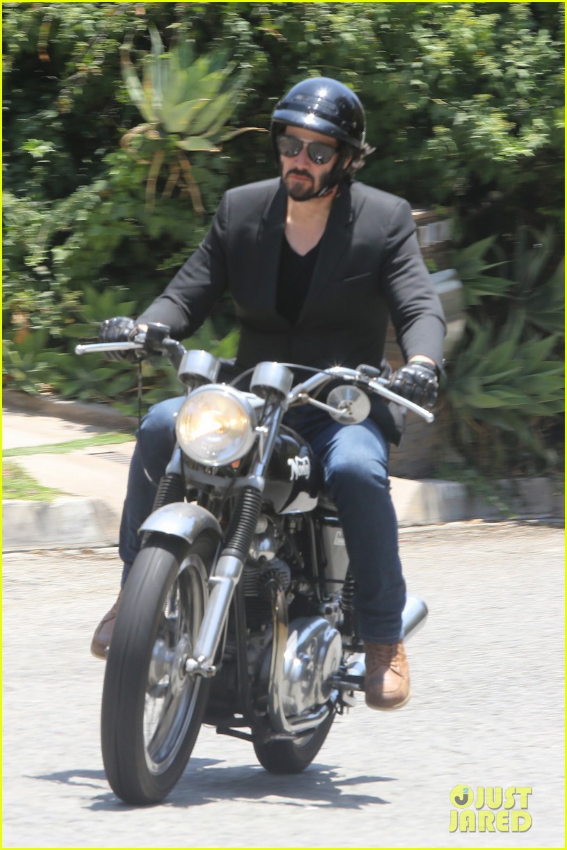Keanu Reeves Rides His Motorcycle Around LA: Photo 3697509 | Keanu ...