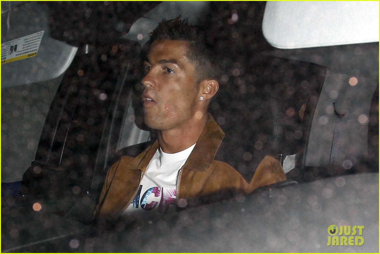 Cristiano Ronaldo Shows Off His Totally Ripped Abs on Social Media ...