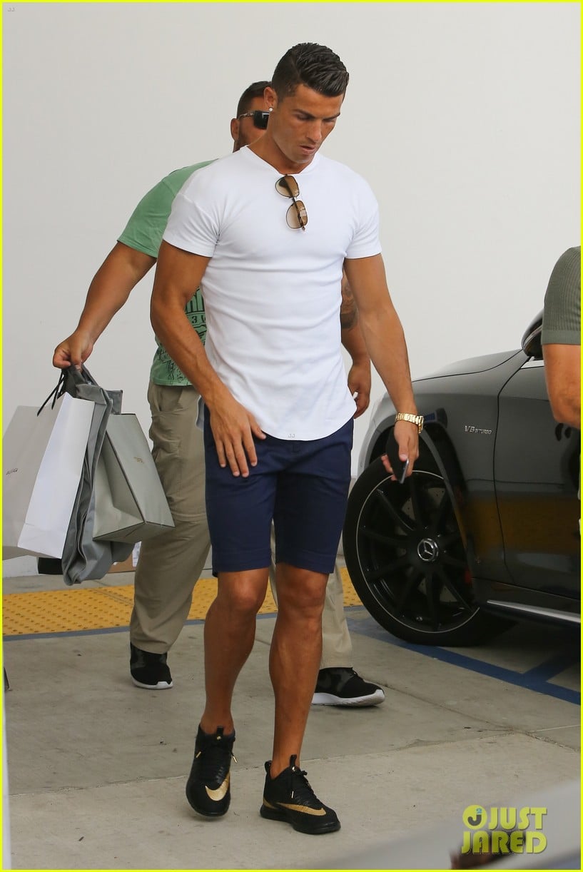 Cristiano Ronaldo Shows Off His Totally Ripped Abs on Social Media ...