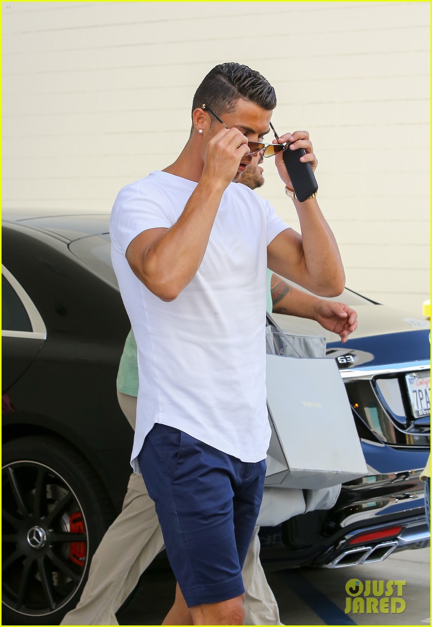 Cristiano Ronaldo Shows Off His Totally Ripped Abs on Social Media ...