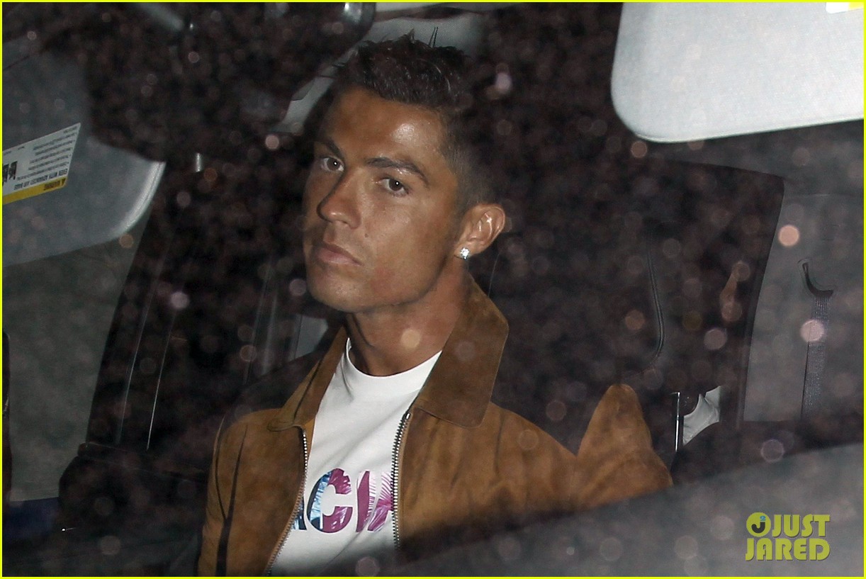 Cristiano Ronaldo Shows Off His Totally Ripped Abs on Social Media ...