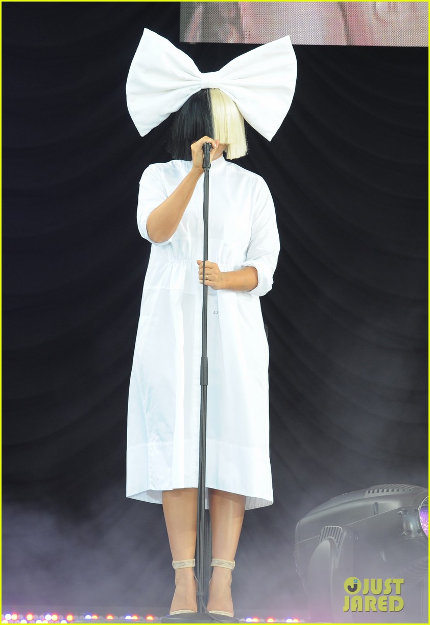 Sia Admits to Crying in Her Dressing Room Before 'GMA' Performance ...