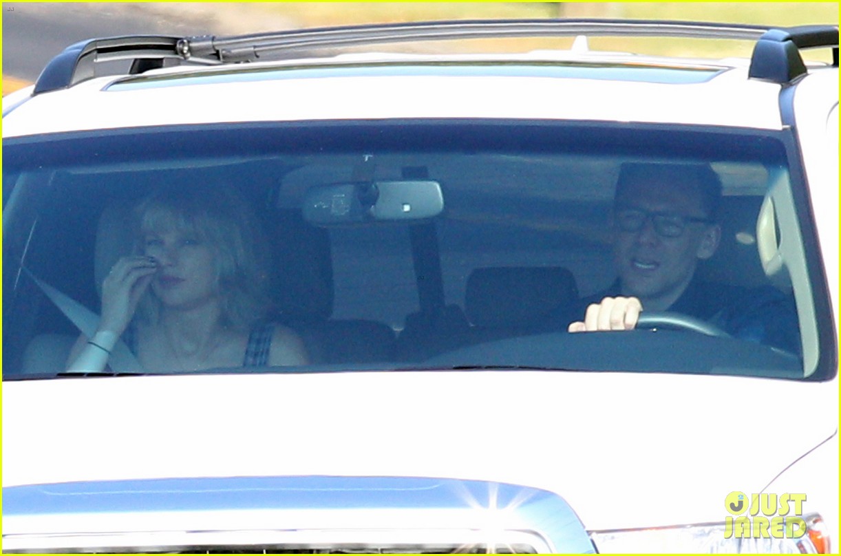 Taylor Swift & Tom Hiddleston Catch Flight Out of Rhode Island: Photo ...