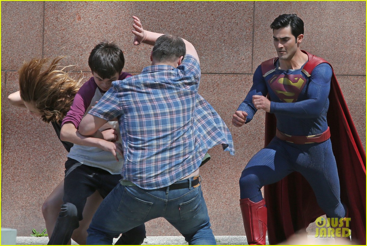 Tyler Hoechlin Films First Scenes as Superman For 'Supergirl': Photo ...