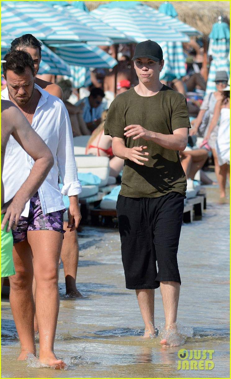 Will Poulter Goes Shirtless For Greek Vacation: Photo 3702000 ...