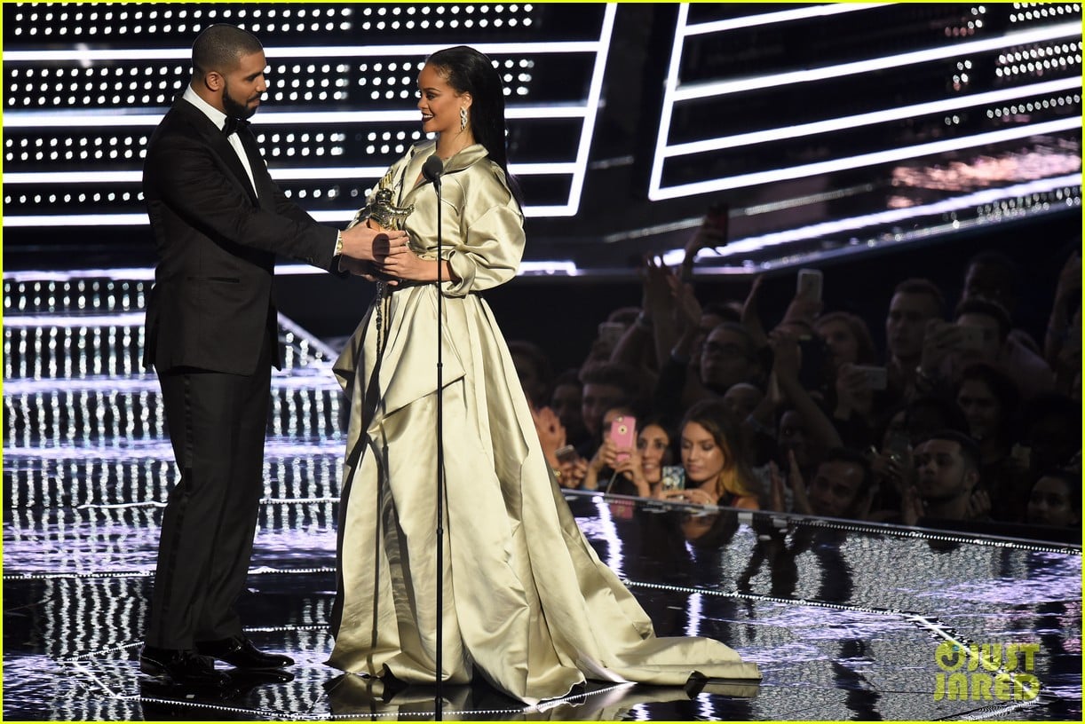 Drake Professes Love for Rihanna During VMAs Speech (Video): Photo ...