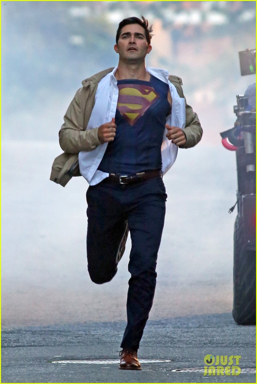 Tyler Hoechlin Transforms from Clark Kent Into Superman: Photo 3724128 ...