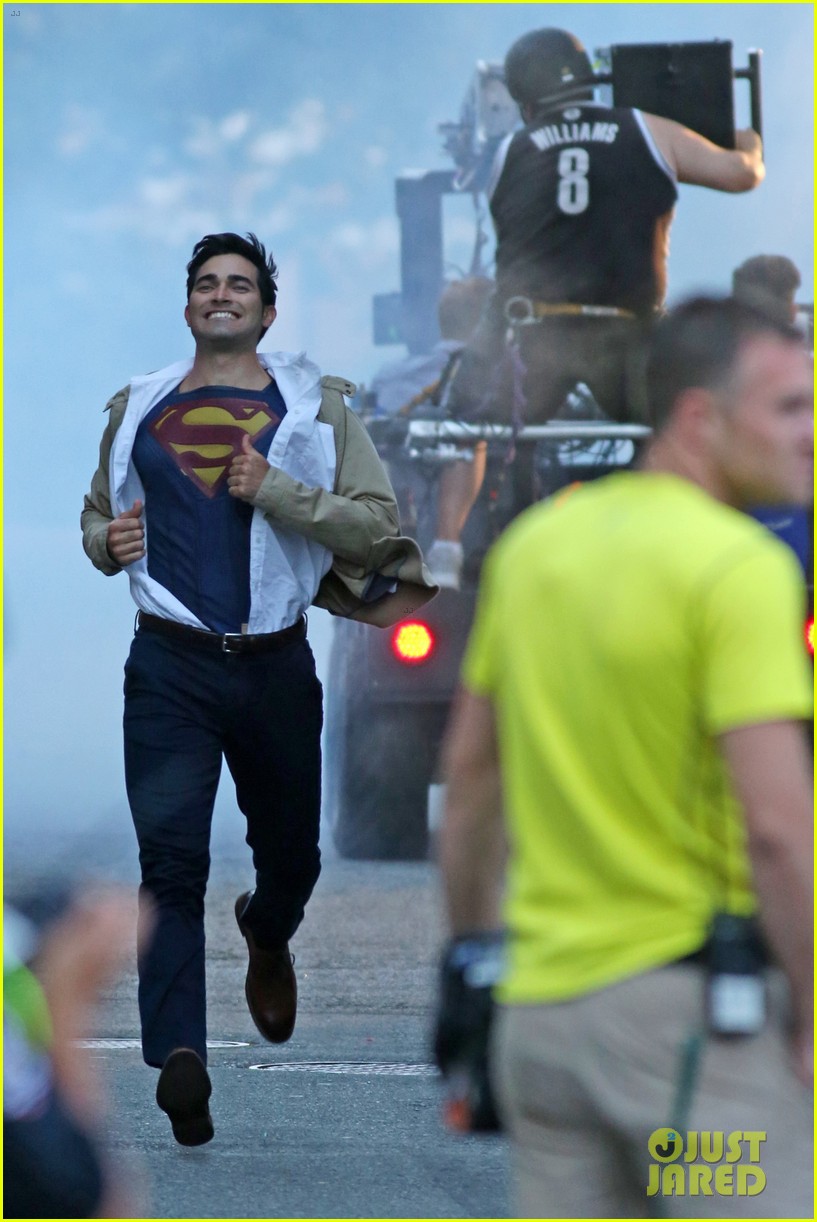 Tyler Hoechlin Transforms from Clark Kent Into Superman: Photo 3724142 ...