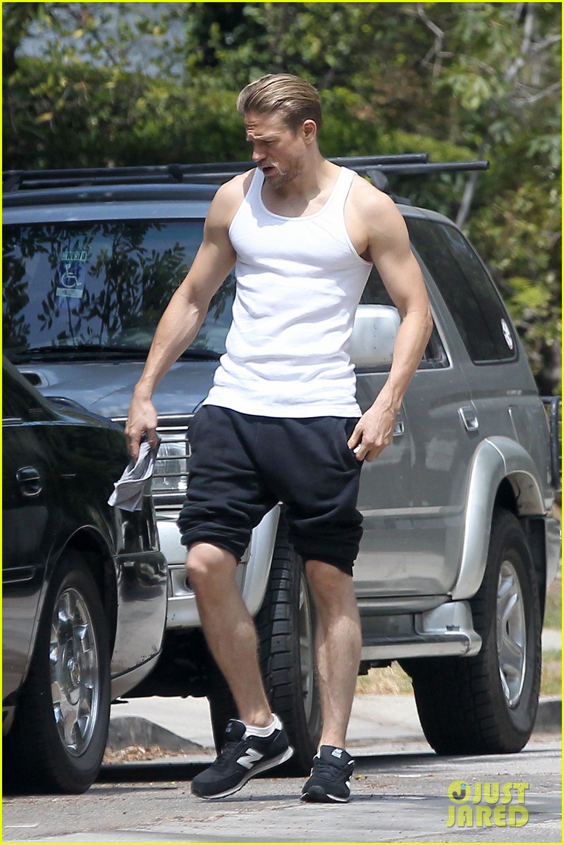 Charlie Hunnam Bares His Toned Physique in a Tank Top: Photo 3744441 ...