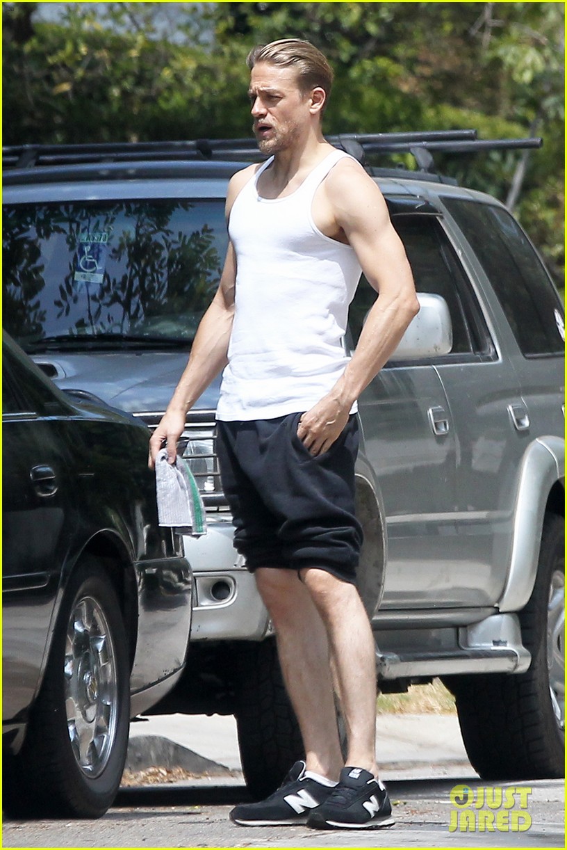 Charlie Hunnam Bares His Toned Physique in a Tank Top: Photo 3744444 ...