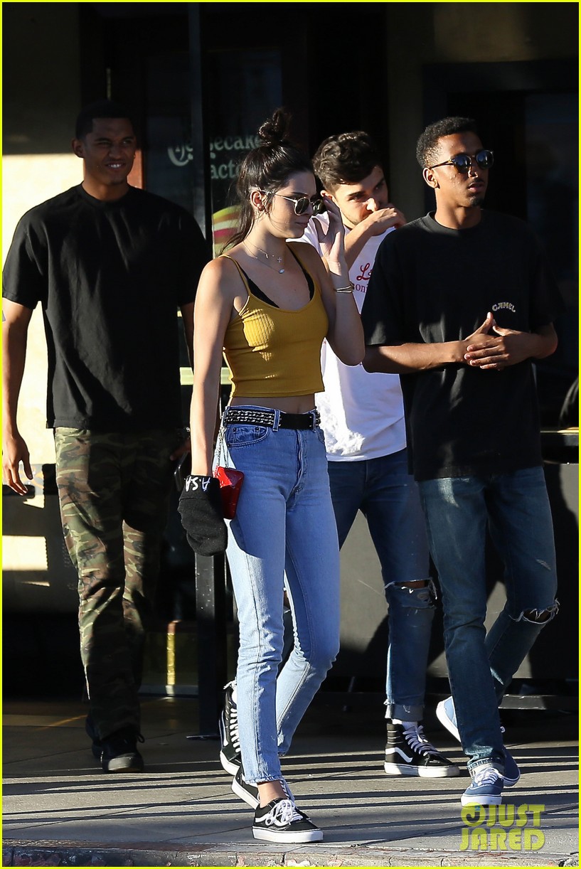 Watch Kendall Jenner Answers 73 Questions for 'Vogue'!: Photo 3735115 ...