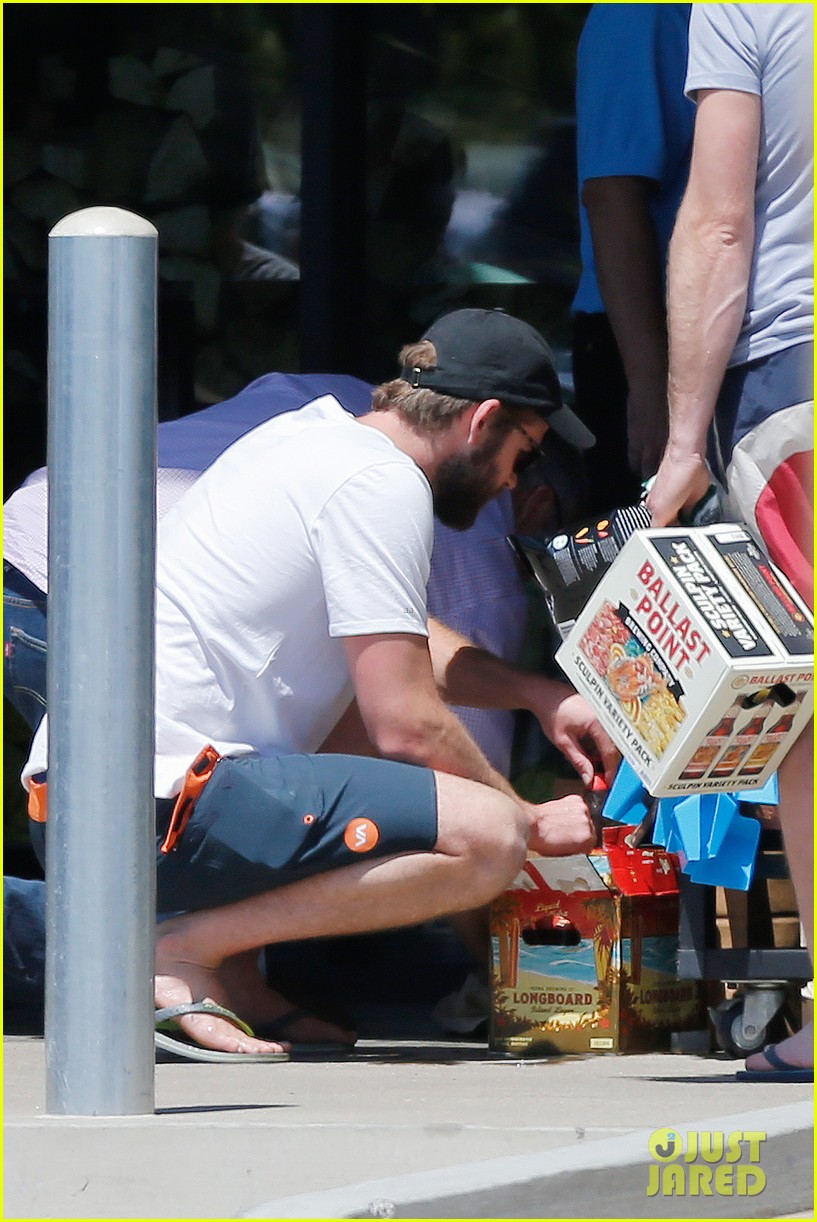 Liam Hemsworth Accidentally Drops Entire Case of Beer: Photo 3731513 ...