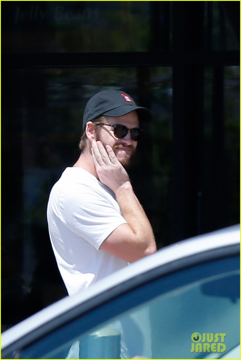 Liam Hemsworth Accidentally Drops Entire Case of Beer: Photo 3731517 ...
