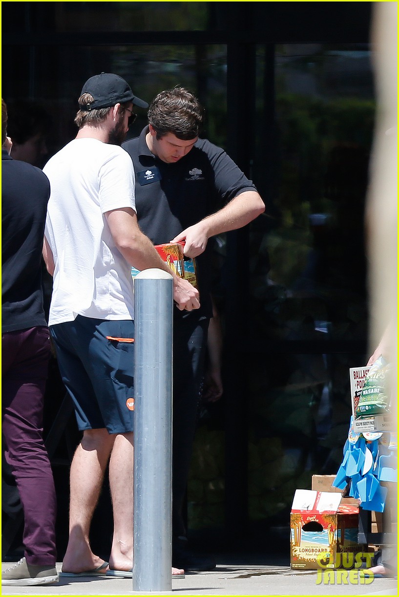 Liam Hemsworth Accidentally Drops Entire Case of Beer: Photo 3731518 ...