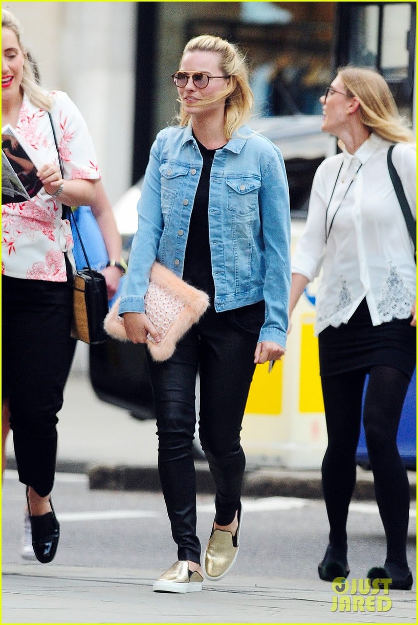 Margot Robbie Hangs with Amber Heard After Her Divorce Settlement ...