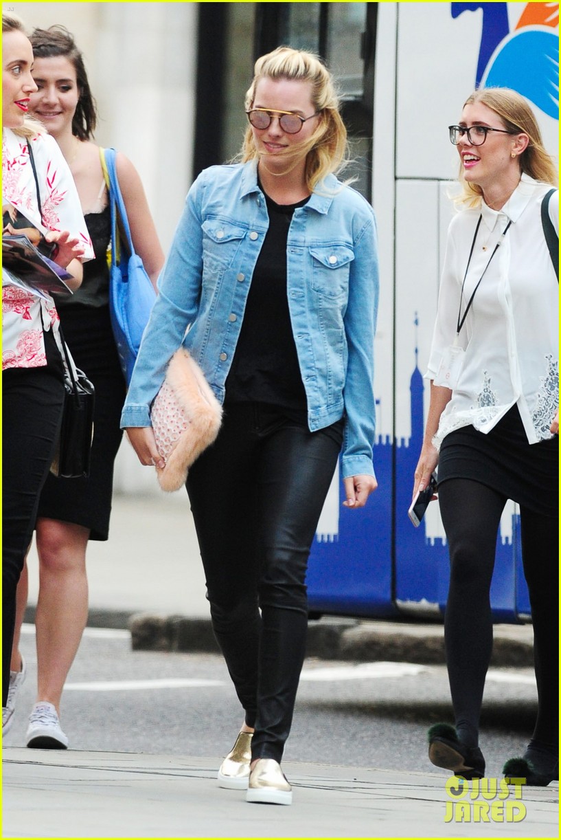 Margot Robbie Hangs with Amber Heard After Her Divorce Settlement ...