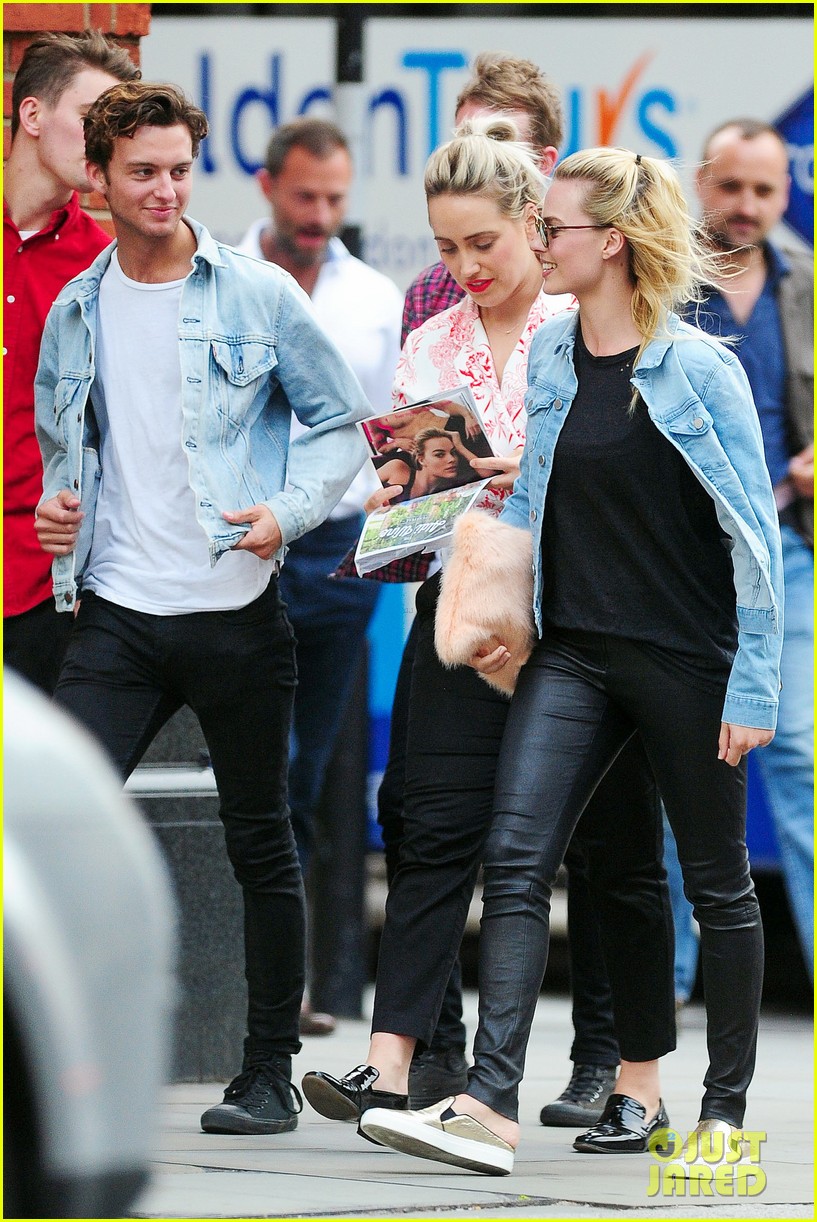 Margot Robbie Hangs with Amber Heard After Her Divorce Settlement ...