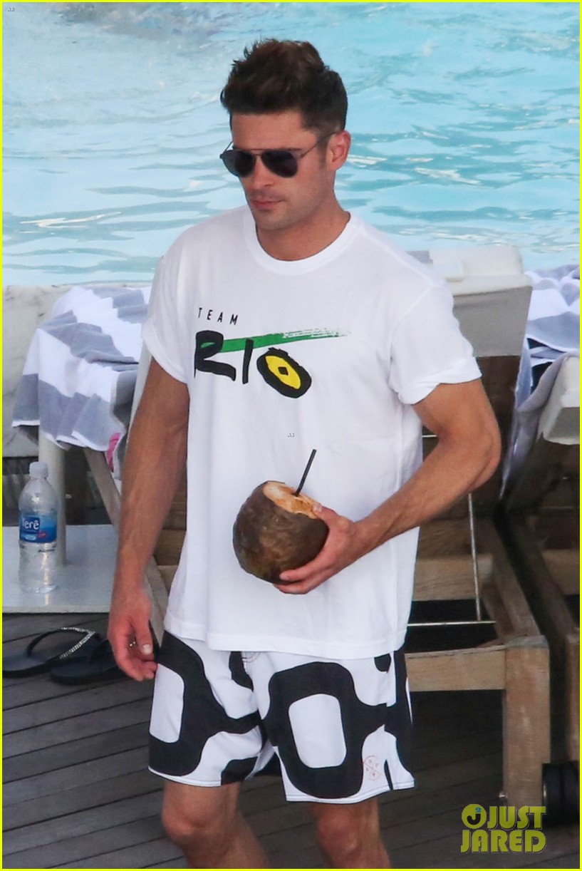 Zac Efron Continues to Support Team USA in Rio!: Photo 3736419 | Zac ...