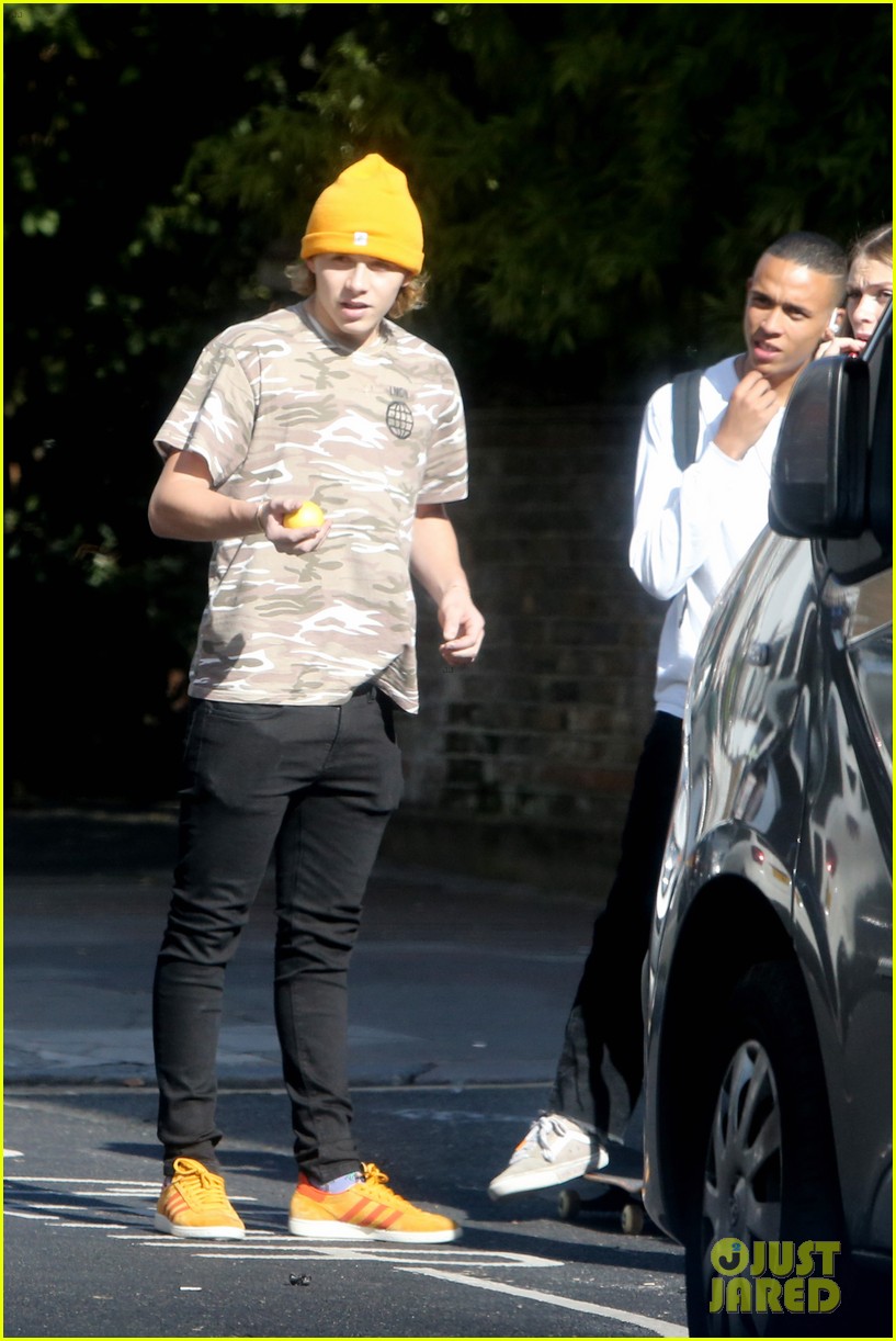 Brooklyn & David Beckham Take on the 22 Push-Up Challenge! (Video ...