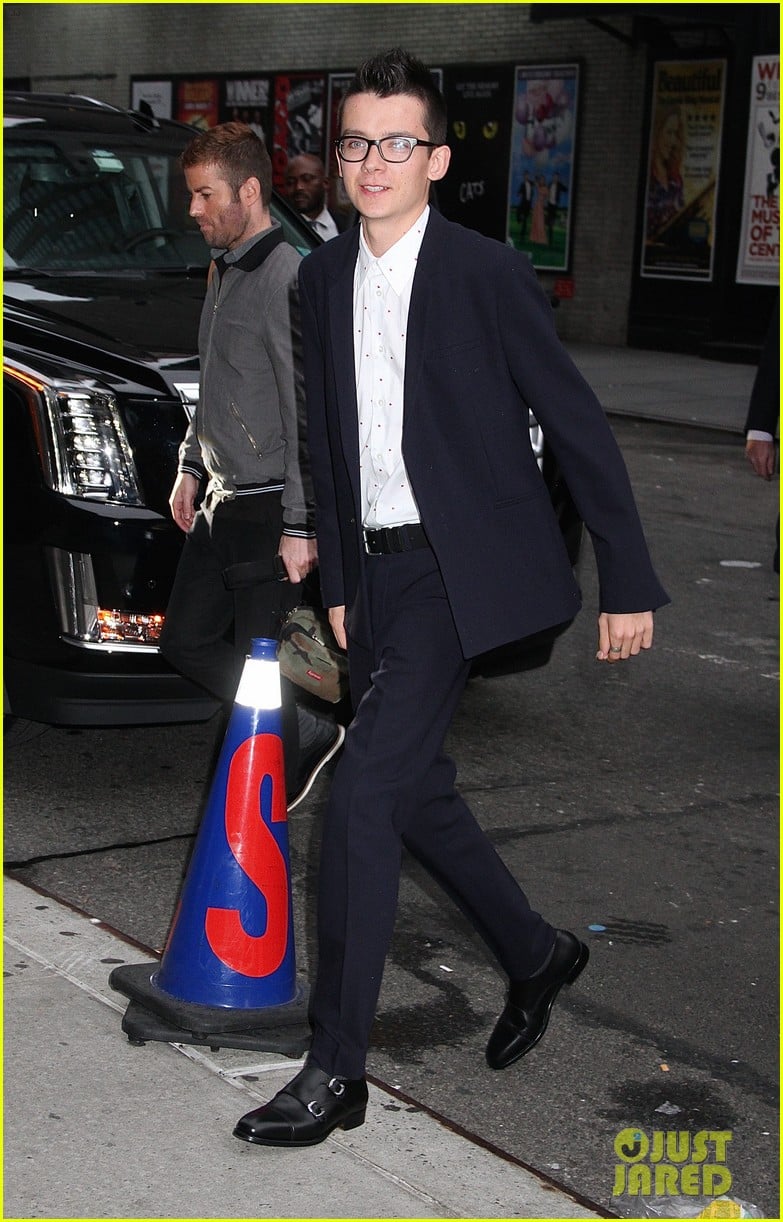 Asa Butterfield Plays an Astronaut From Mars in New 'The Space Between ...