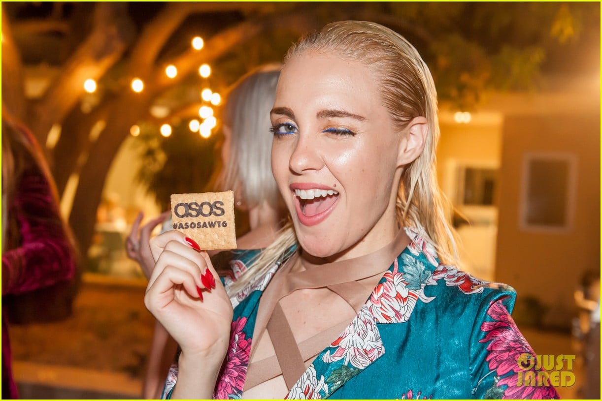 Elle Fanning Joins Shaun Ross at ASOS' Holiday Preview Dinner: Photo ...