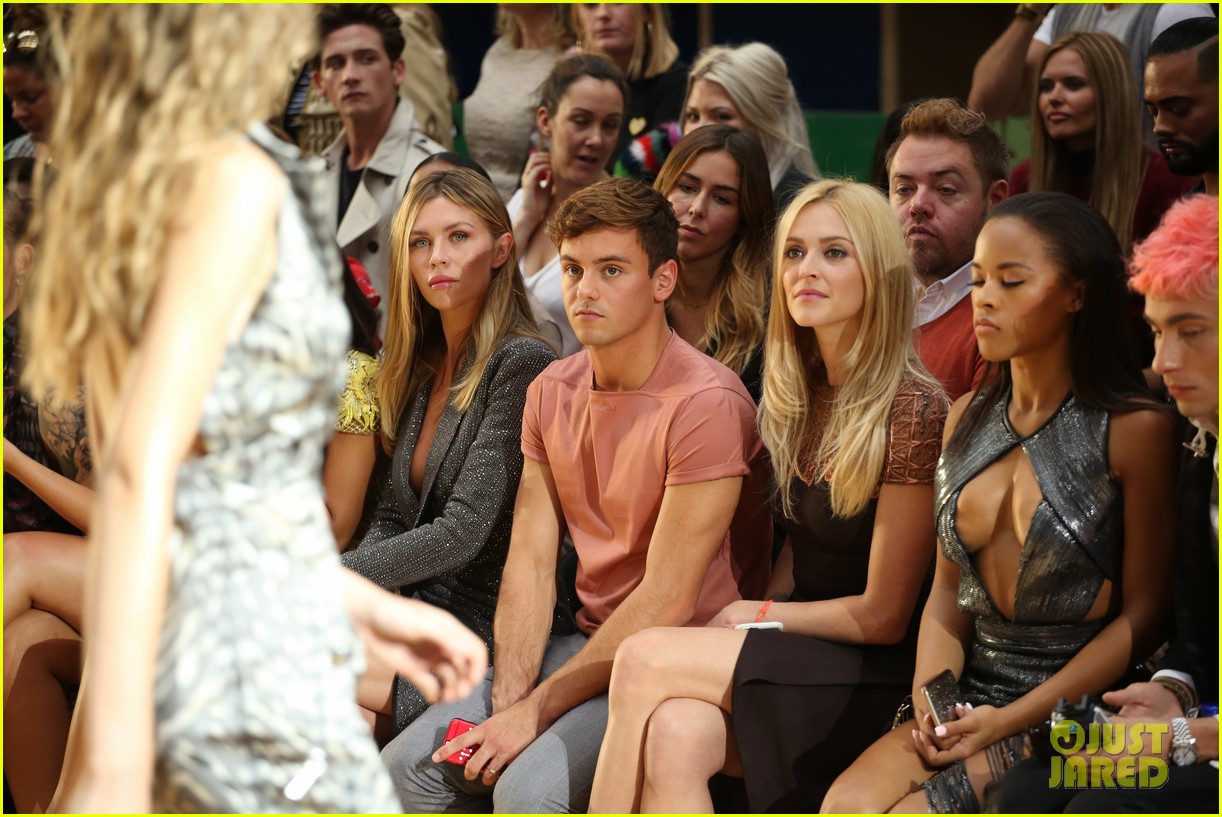 Hailey Baldwin Opens the Julien MacDonald Show at London Fashion Week ...