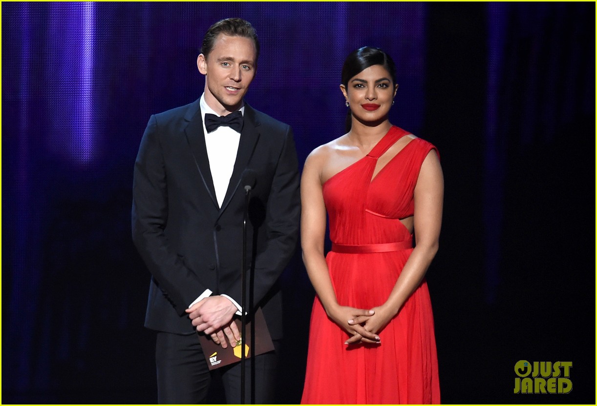 Tom Hiddleston Presents Award to 'Night Manager' Director at Emmys 2016 ...