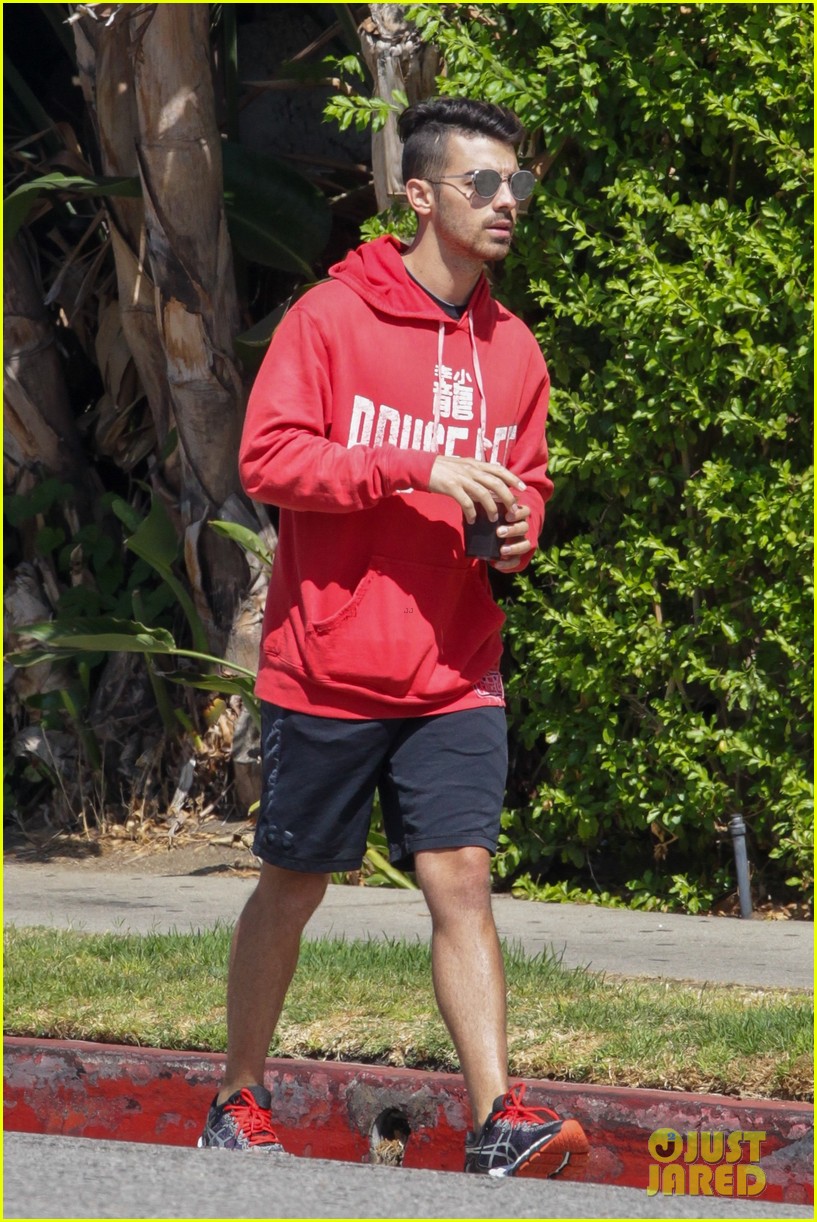 Joe Jonas Posts a Sweaty Shirtless Selfie at the Gym!: Photo 3749043 ...