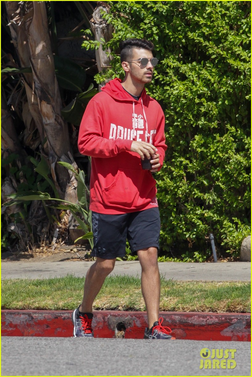 Joe Jonas Posts a Sweaty Shirtless Selfie at the Gym!: Photo 3749044 ...