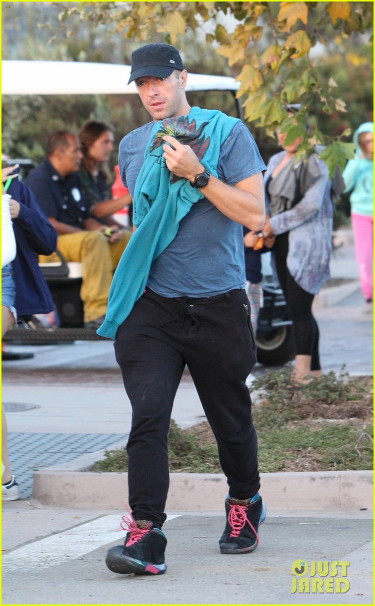 Chris Martin Performs Acoustic Version of The Killers' 'Mr. Brightside ...