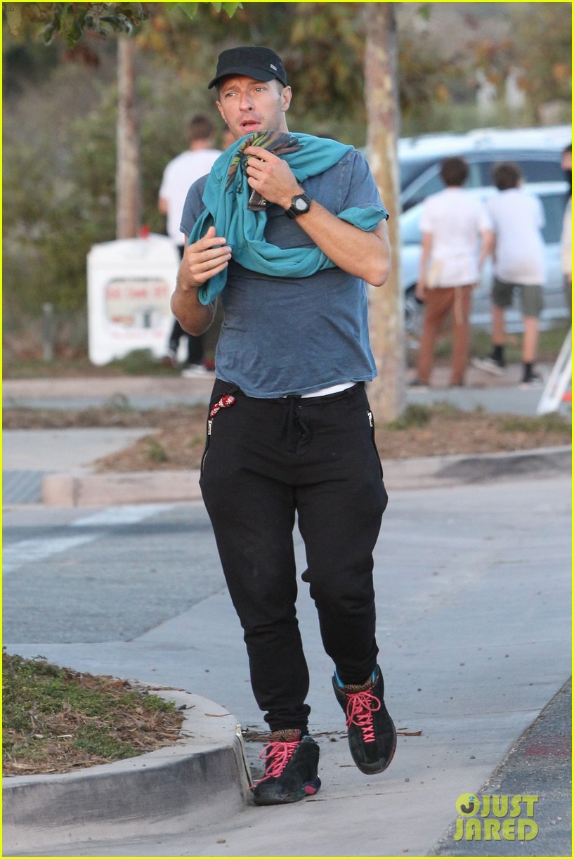 Chris Martin Performs Acoustic Version of The Killers' 'Mr. Brightside ...