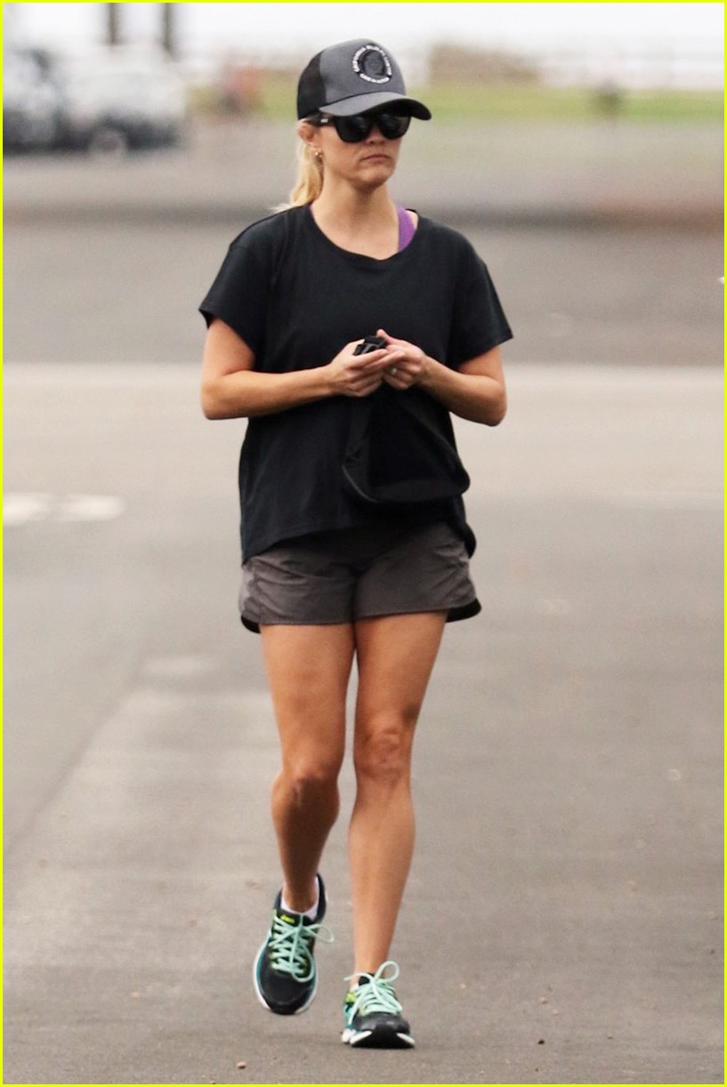 Reese Witherspoon Sings Rihanna & Calvin Harris Hit as a Bumble Bee ...