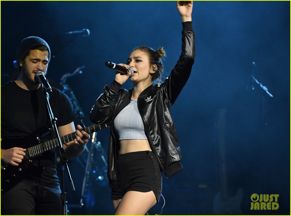 Anna Kendrick & More Stars Watch Fergie Perform at Mohegan Sun's 20th ...