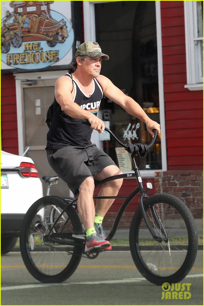Josh Brolin Puts His Muscles on Display During a Bike Ride: Photo ...