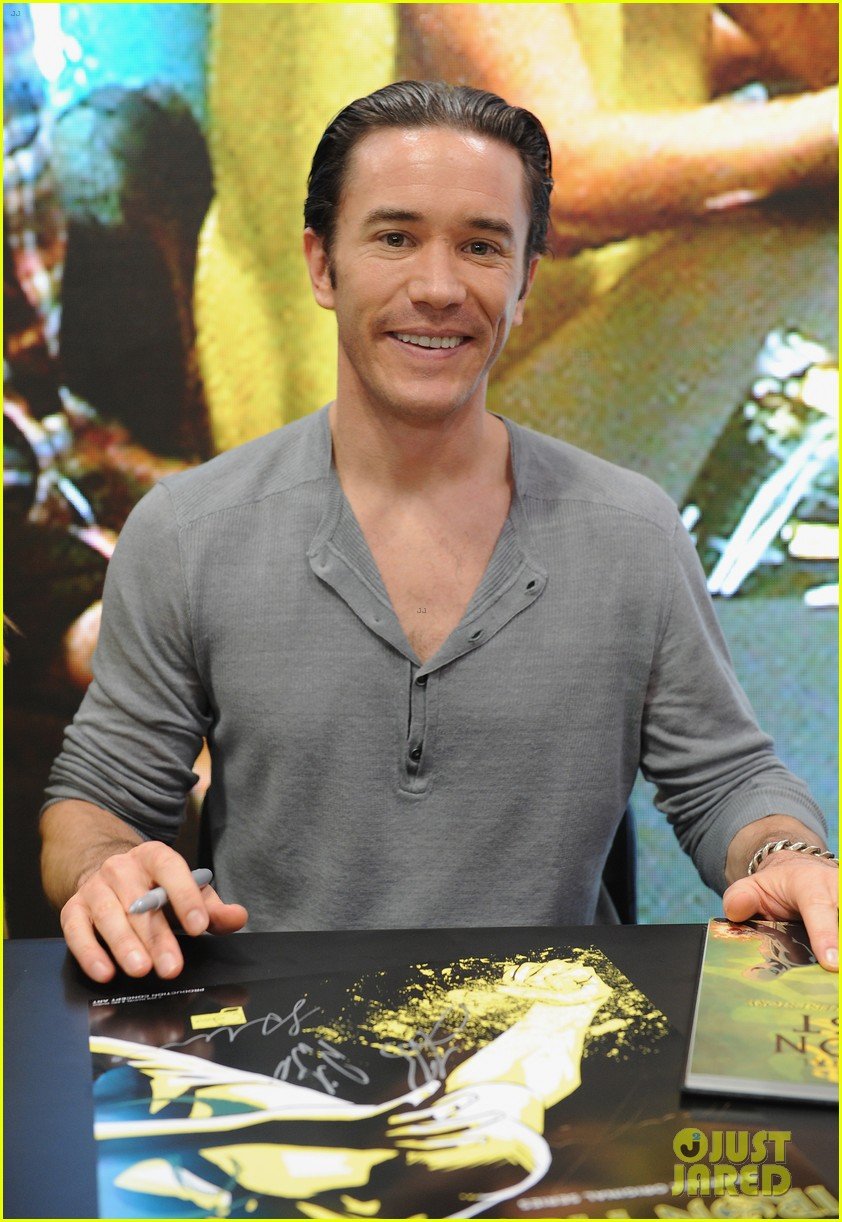 Finn Jones, Krysten Ritter, & More Rep Marvel at NYCC 2016: Photo 3781492 | Charlie Cox, David ...