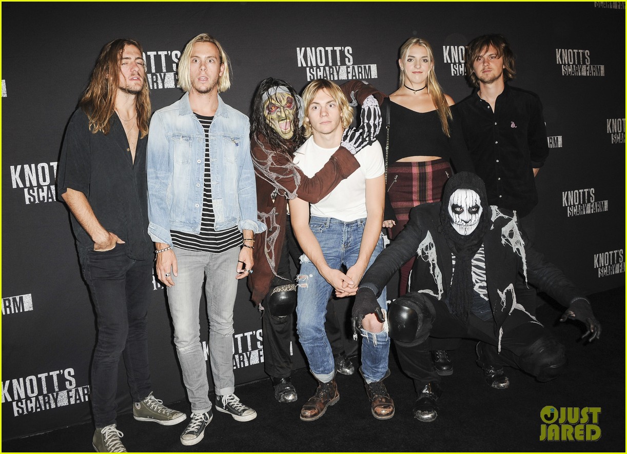 Vanessa Hudgens & Austin Butler Brave the Scares at Knott's Scary Farm ...