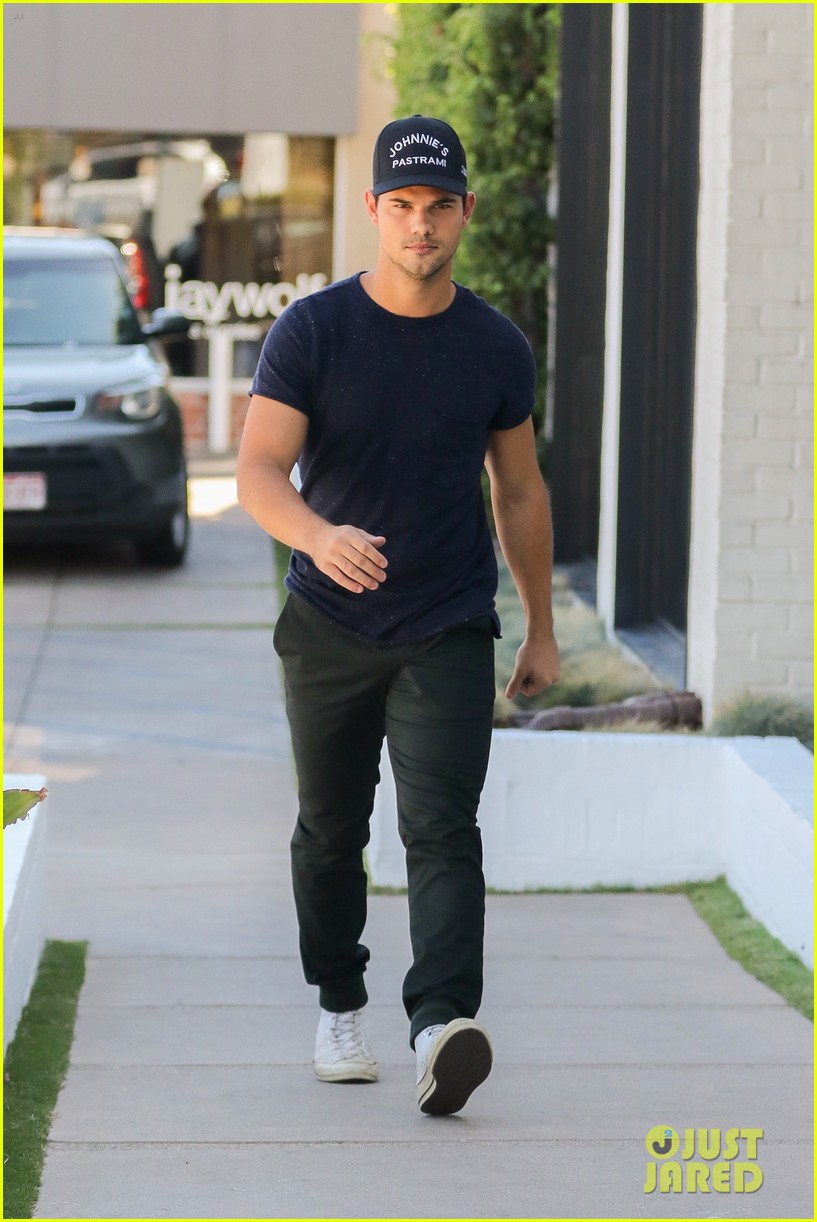 Taylor Lautner Starts Wardrobe Fittings at John Varvatos: Photo 3774726 ...