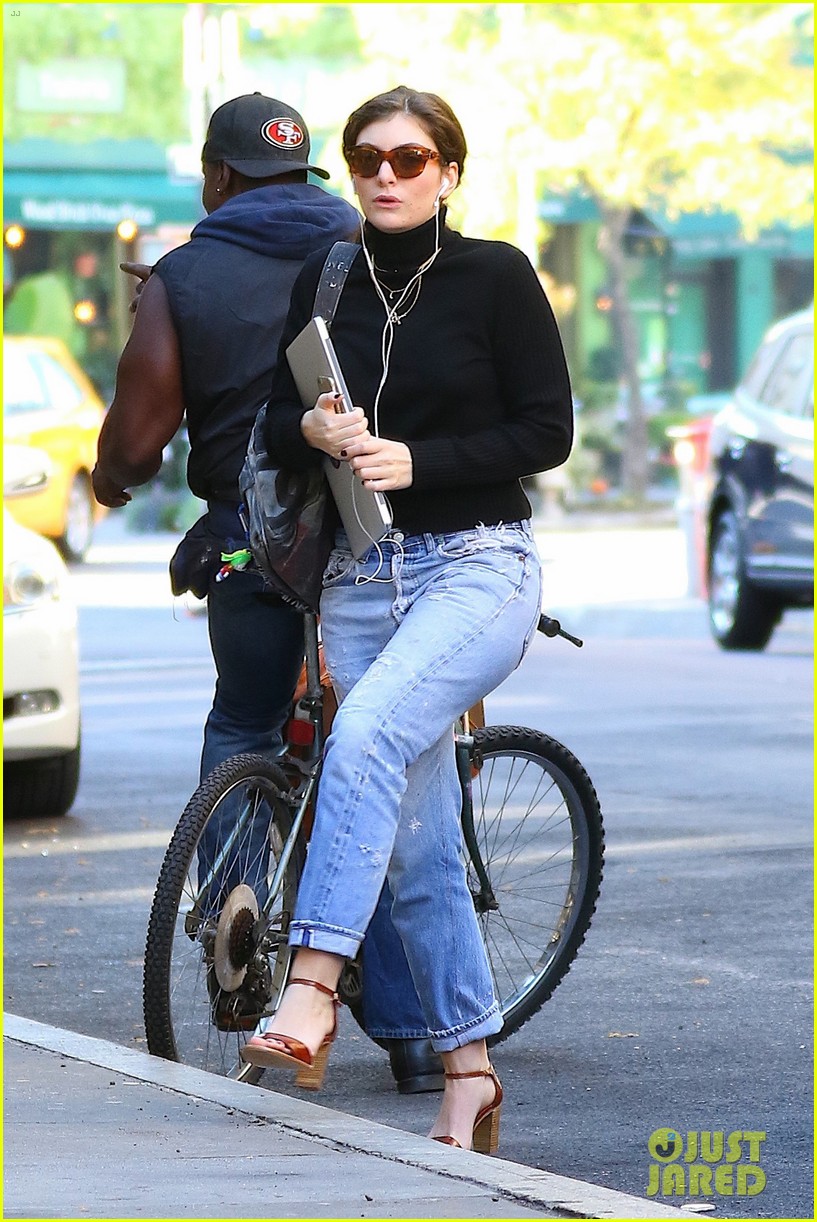 Lorde Spends Time in the Studio While Sipping on Smoothies: Photo ...