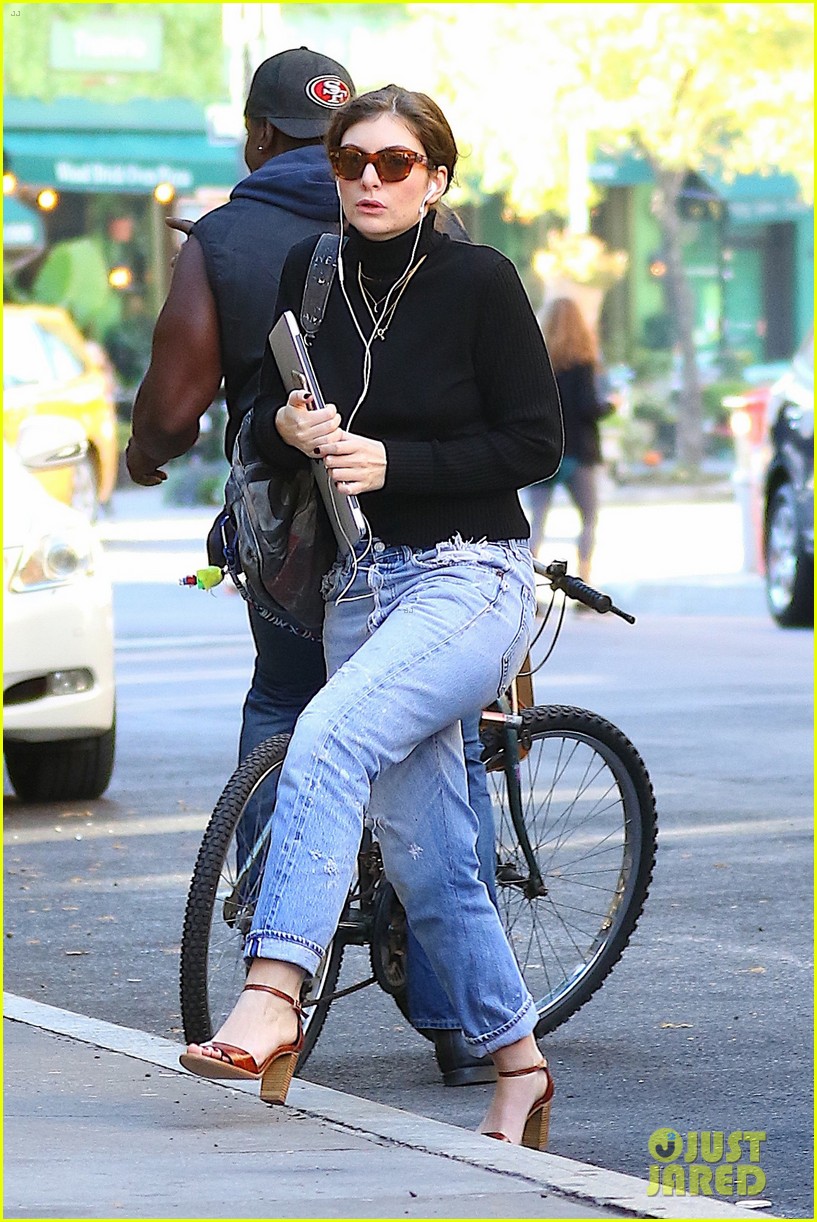 Lorde Spends Time in the Studio While Sipping on Smoothies: Photo ...